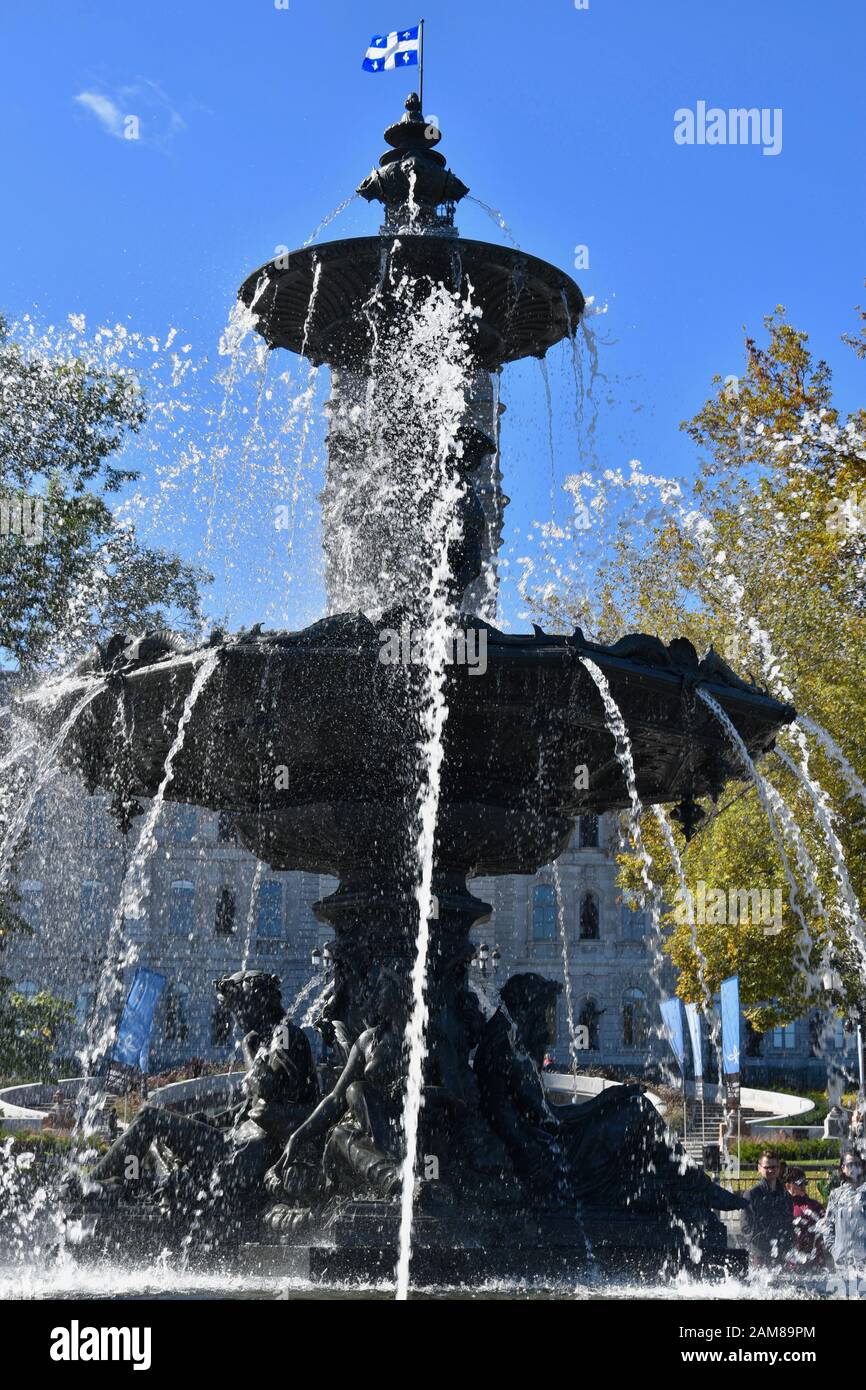 Fontaine de Tourny // Tourny Fountain in front of the Parliament of ...