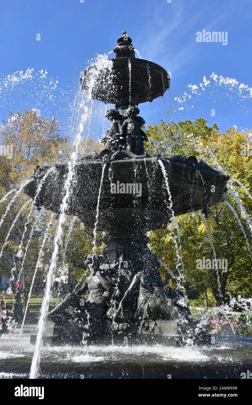 Fontaine de Tourny // Tourny Fountain in front of the Parliament of ...