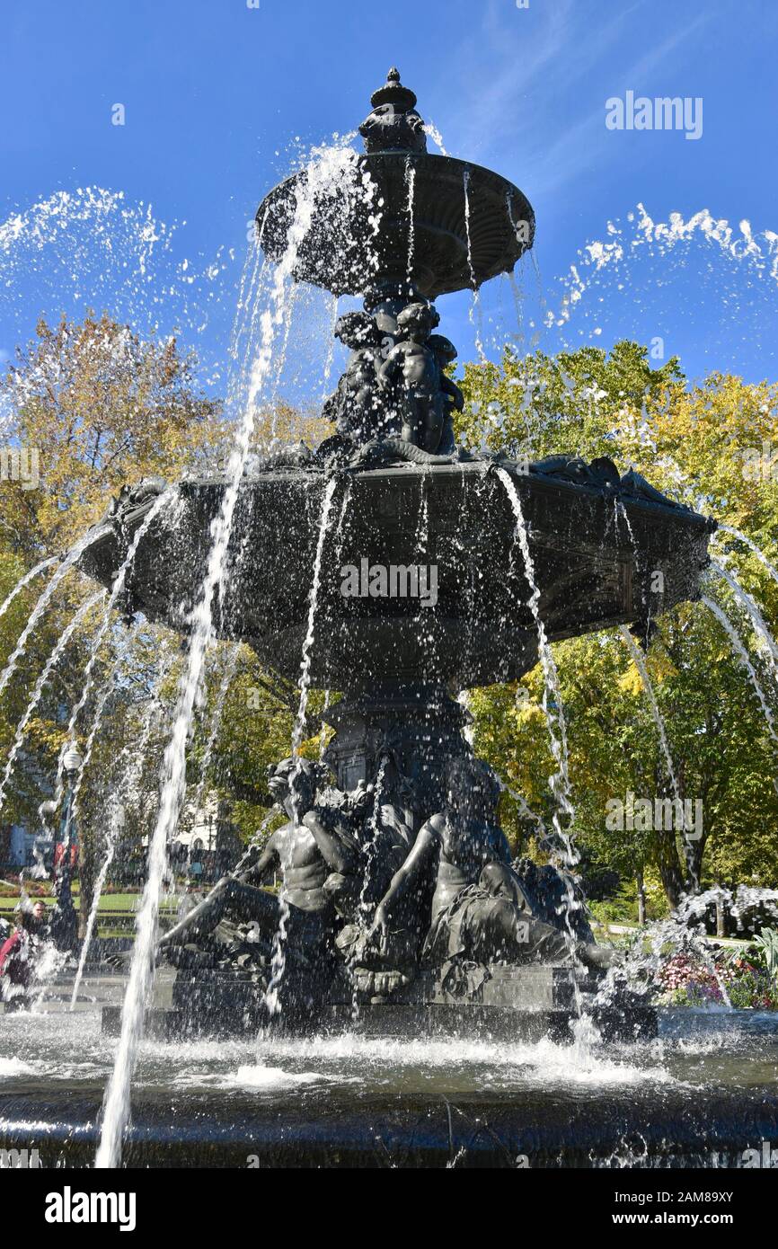Fontaine de Tourny // Tourny Fountain in front of the Parliament of ...