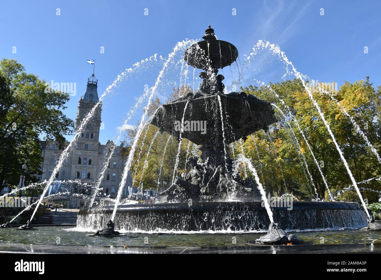 Fontaine de Tourny // Tourny Fountain in front of the Parliament of ...