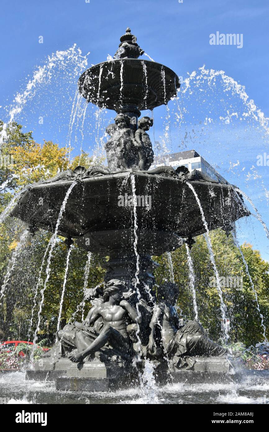 Fontaine de Tourny // Tourny Fountain in front of the Parliament of ...
