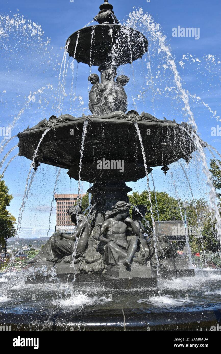 Fontaine de Tourny // Tourny Fountain in front of the Parliament of ...