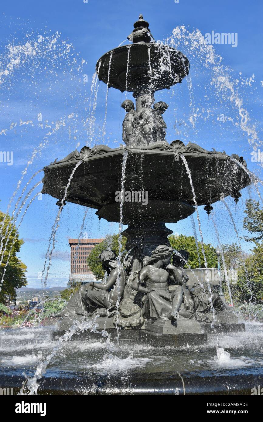 Fontaine de Tourny // Tourny Fountain in front of the Parliament of ...