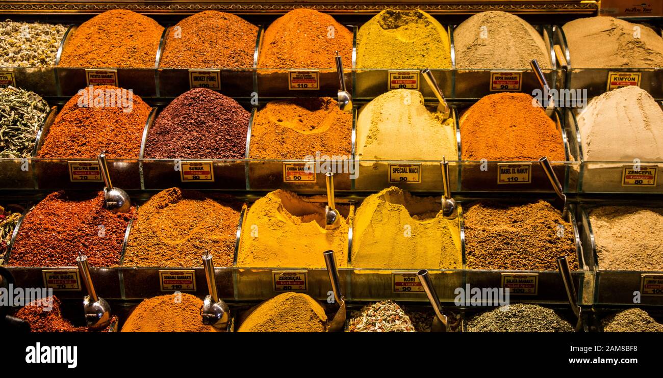Oriental colorful spices in a traditional Turkish Spice Bazaar Stock ...