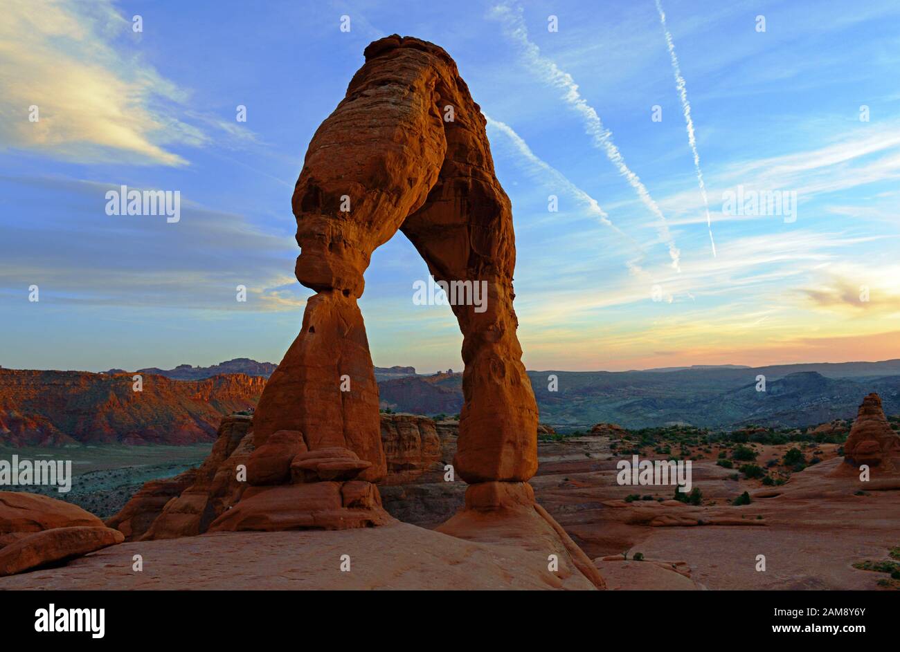 Thin arch hi-res stock photography and images - Alamy