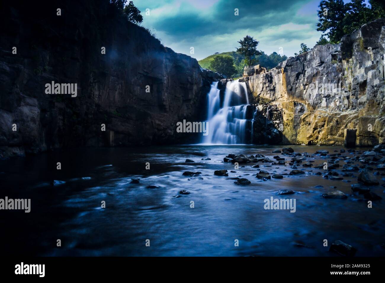 Awesome landscape of Zarwani waterfall, Dhirkhadi, Gujarat Stock Photo ...