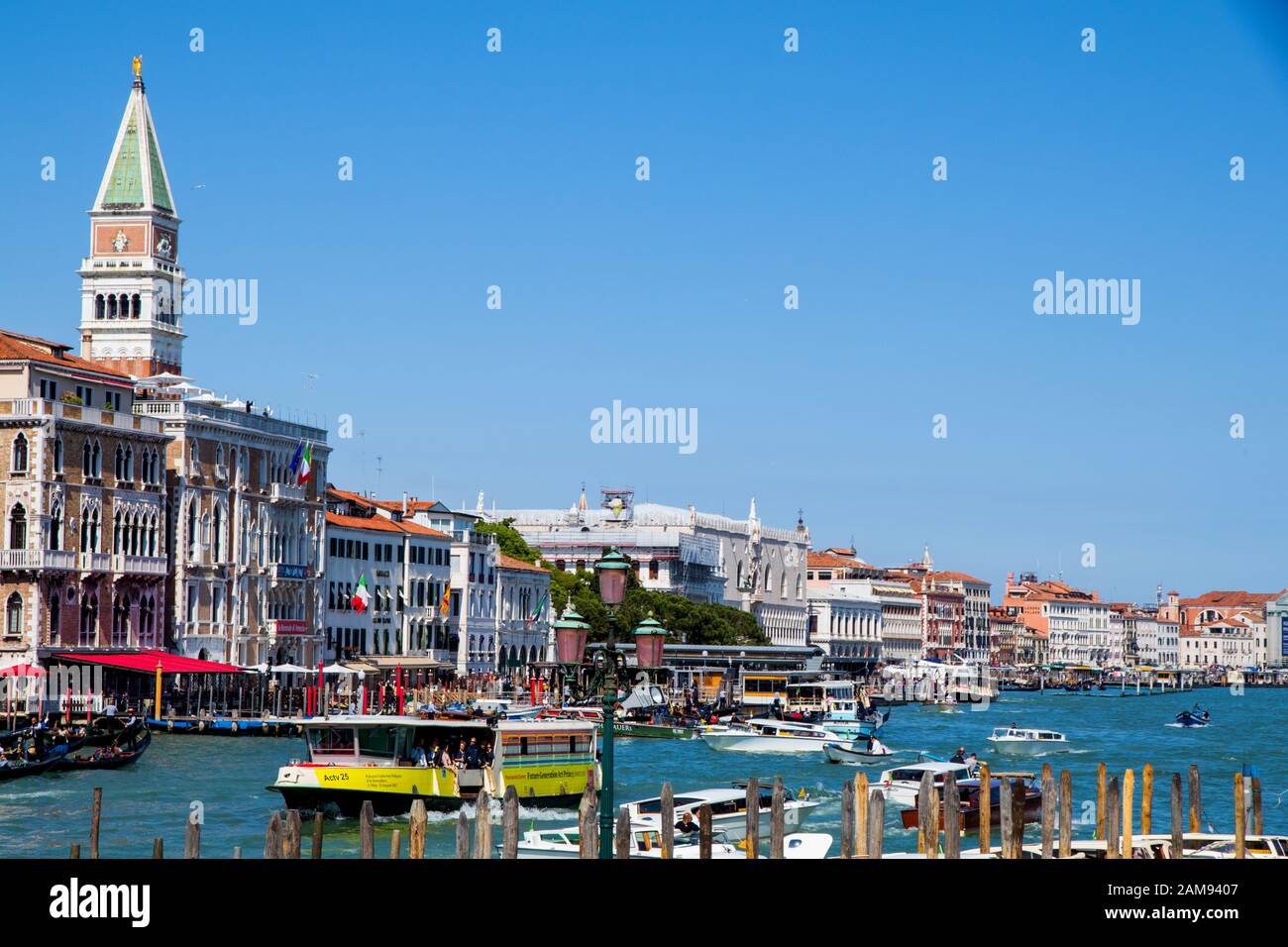 Famous grand canal gondolas hi-res stock photography and images - Alamy