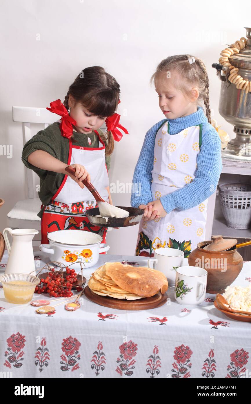 Two little girls make pancakes Stock Photo - Alamy