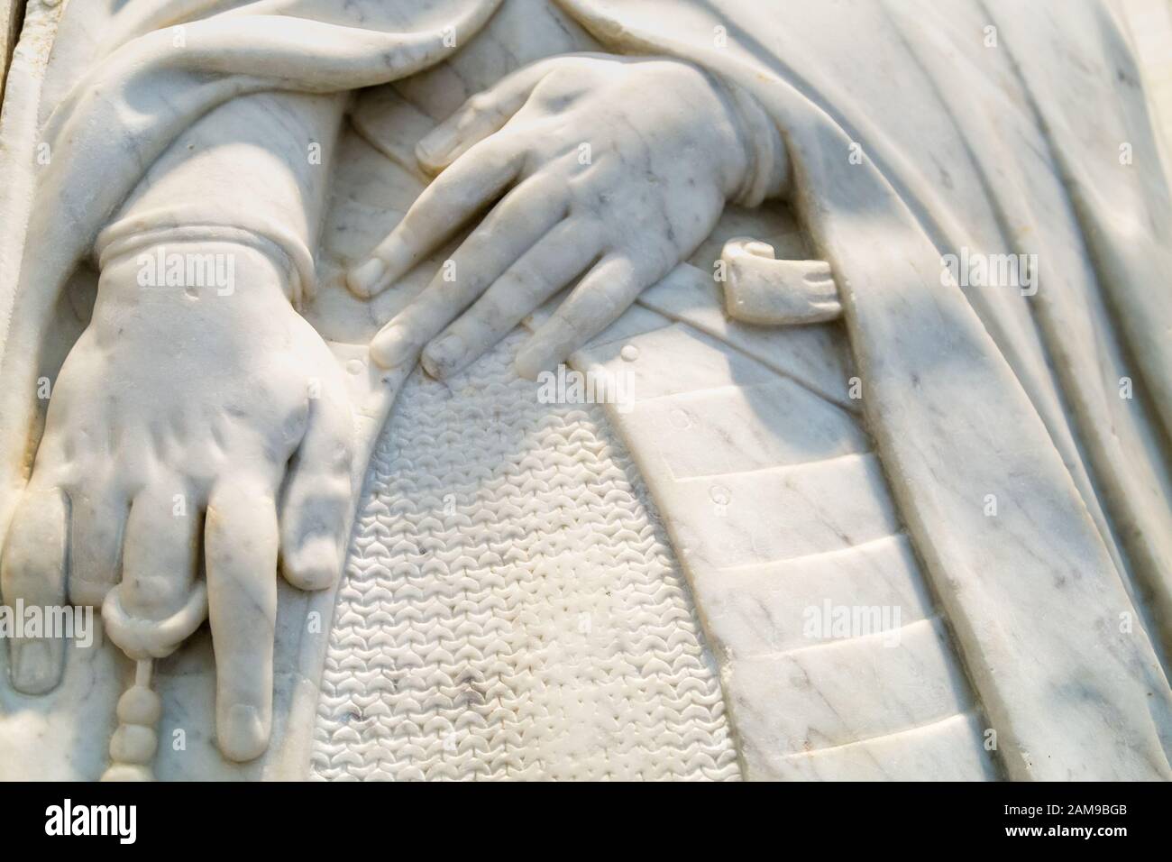 broken fingers in hand of statue Stock Photo - Alamy