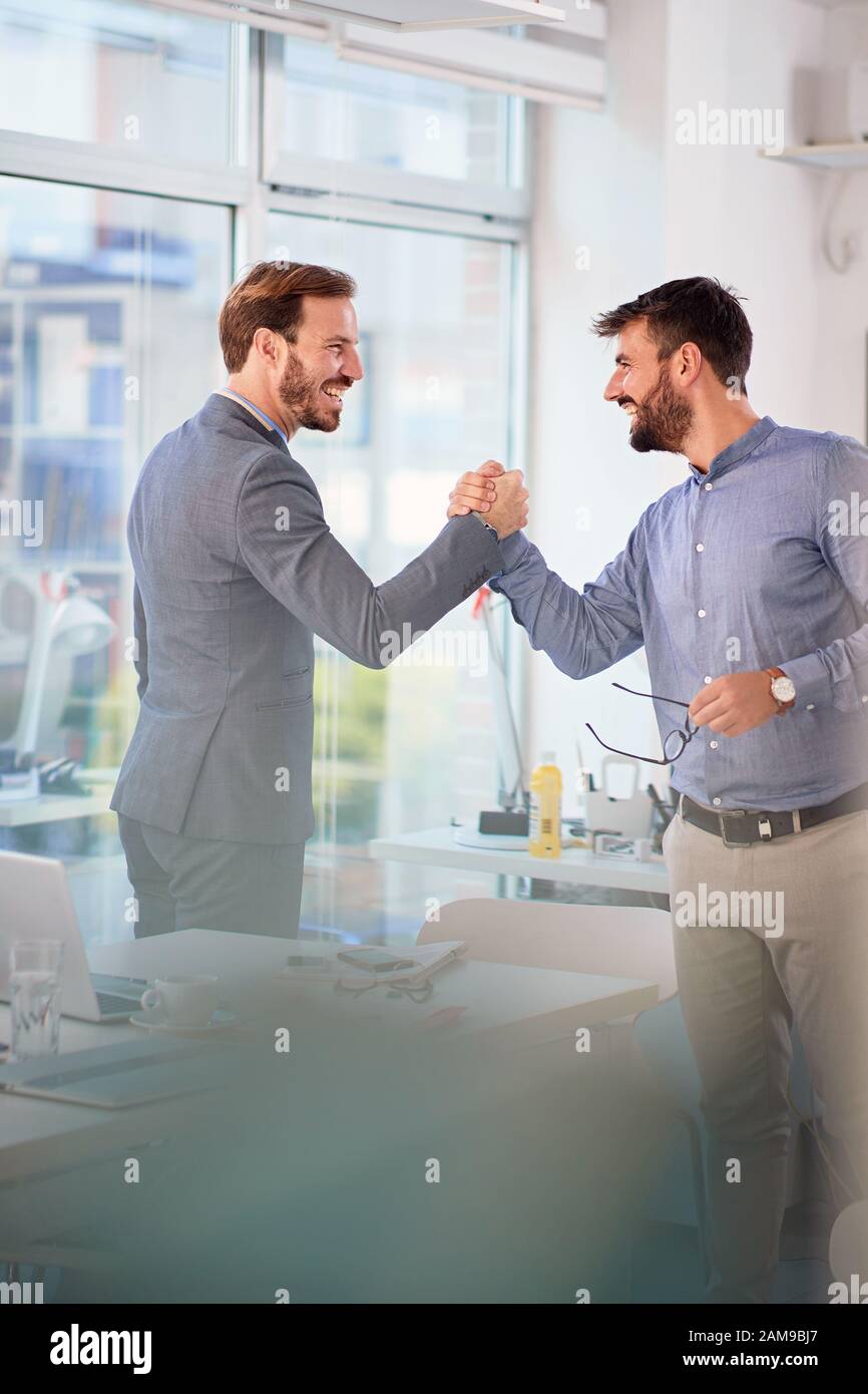Handshake teamwork people team hi-res stock photography and images - Alamy