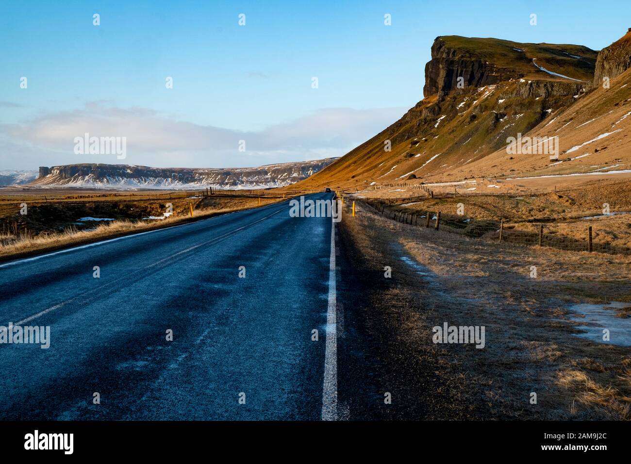 Empty landscape road hi-res stock photography and images - Alamy