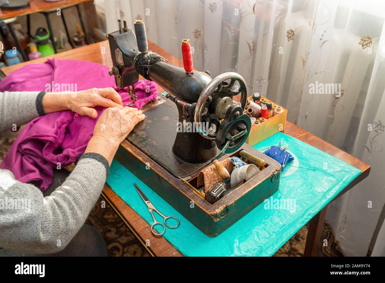 Retro sewing woman hi-res stock photography and images - Alamy