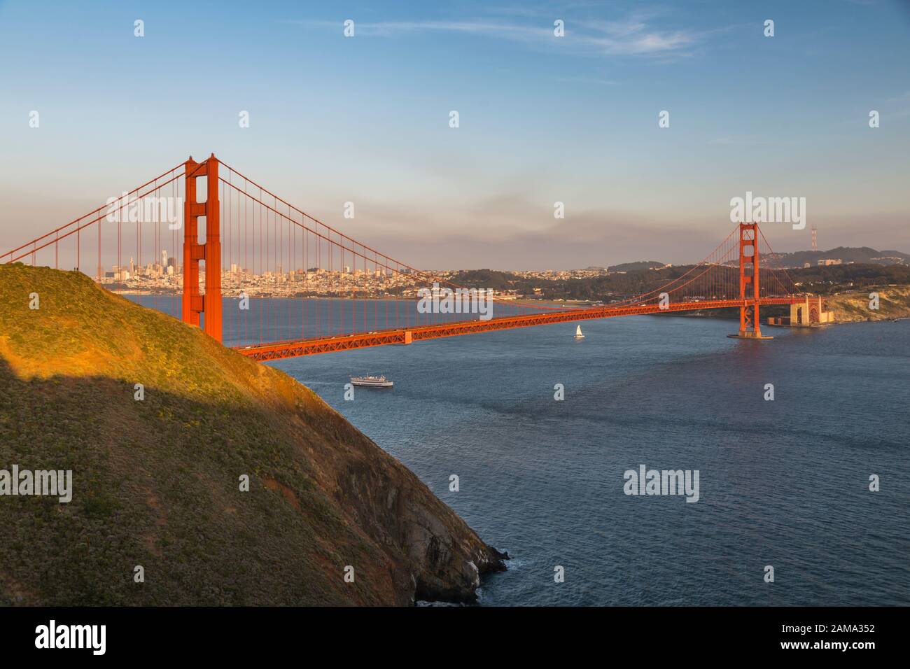 View of Golden Gate Bridge from Golden Gate Bridge Vista Point at ...