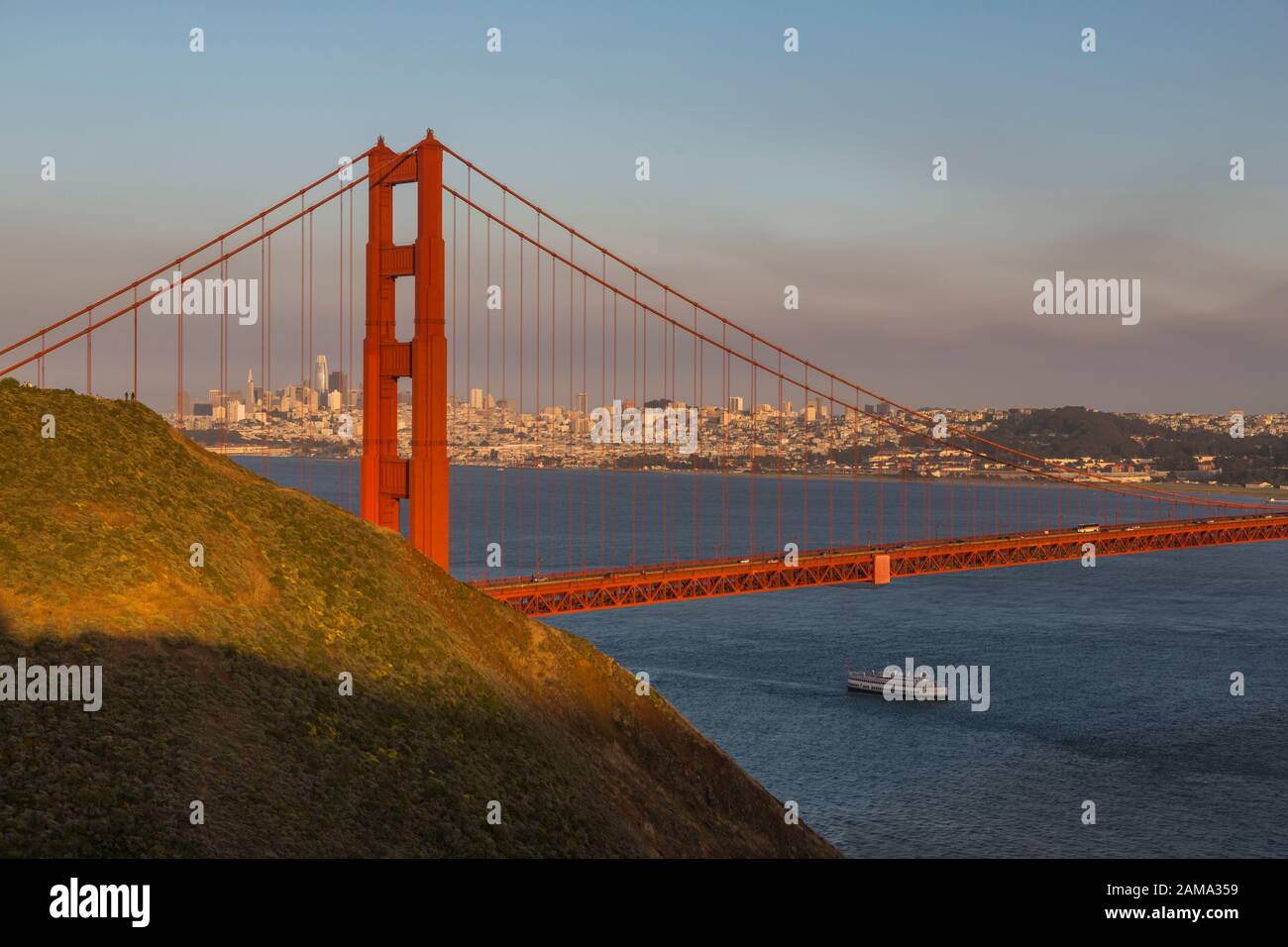 View of Golden Gate Bridge from Golden Gate Bridge Vista Point at ...