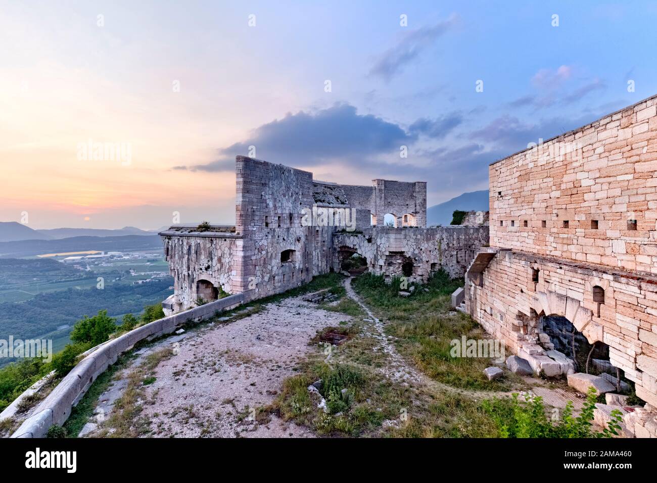 Fort fortification ruin stronghold hi-res stock photography and images ...