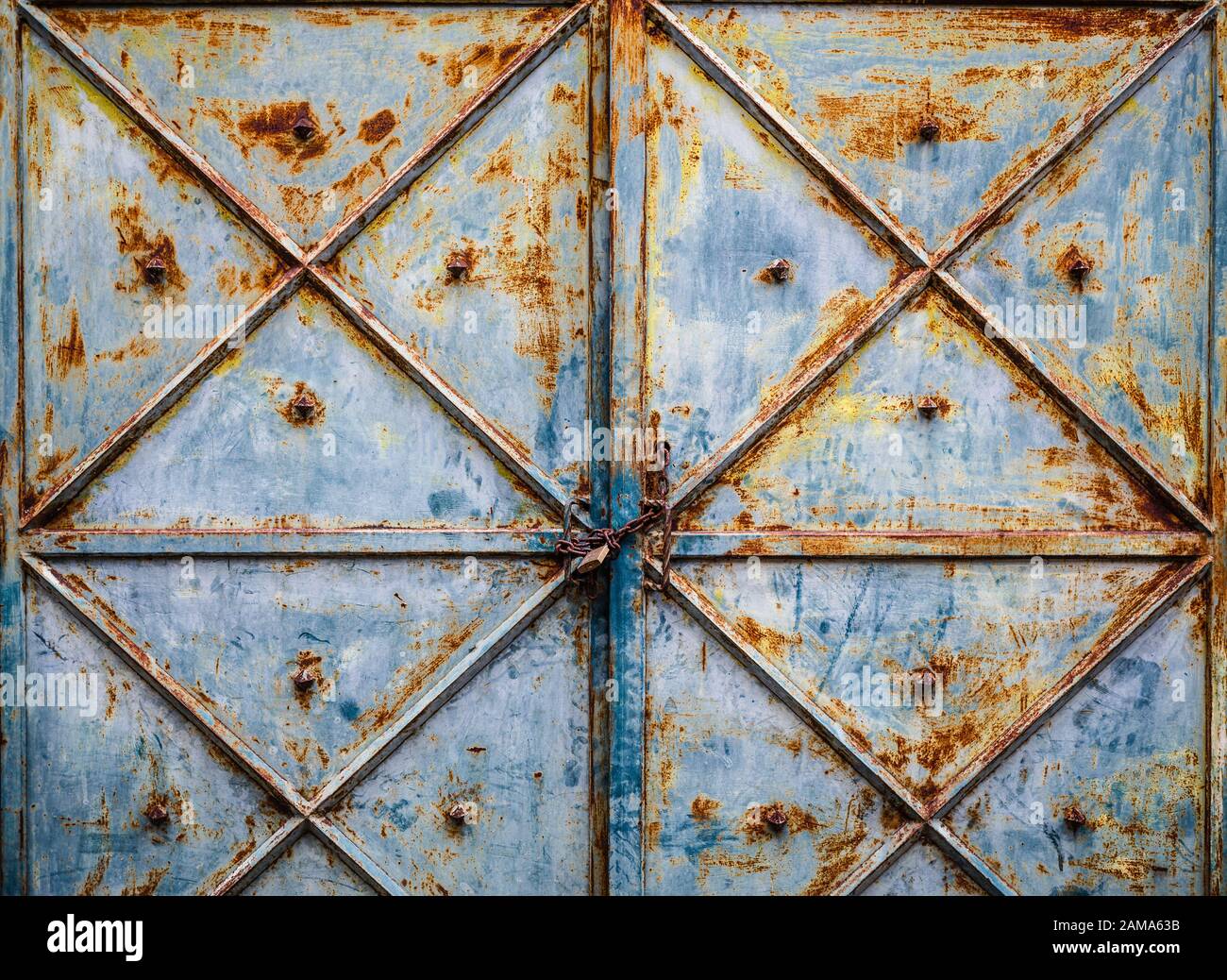 Old abandoned rusty door closed hi-res stock photography and images - Alamy