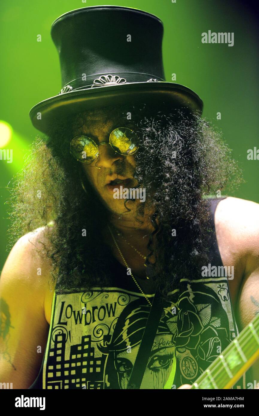 Slash live concert hi-res stock photography and images - Alamy