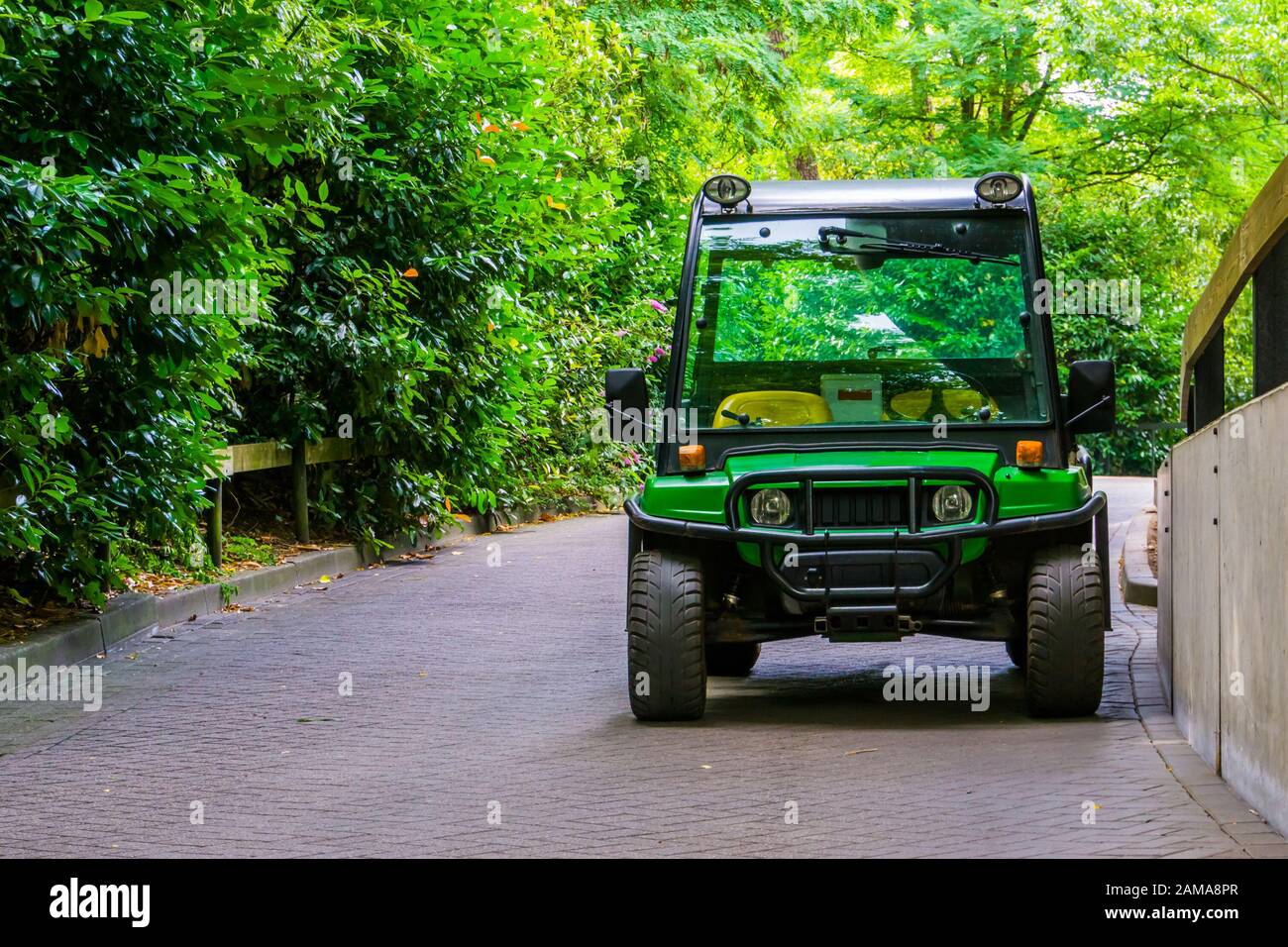 Golf carts empty hi-res stock photography and images - Alamy