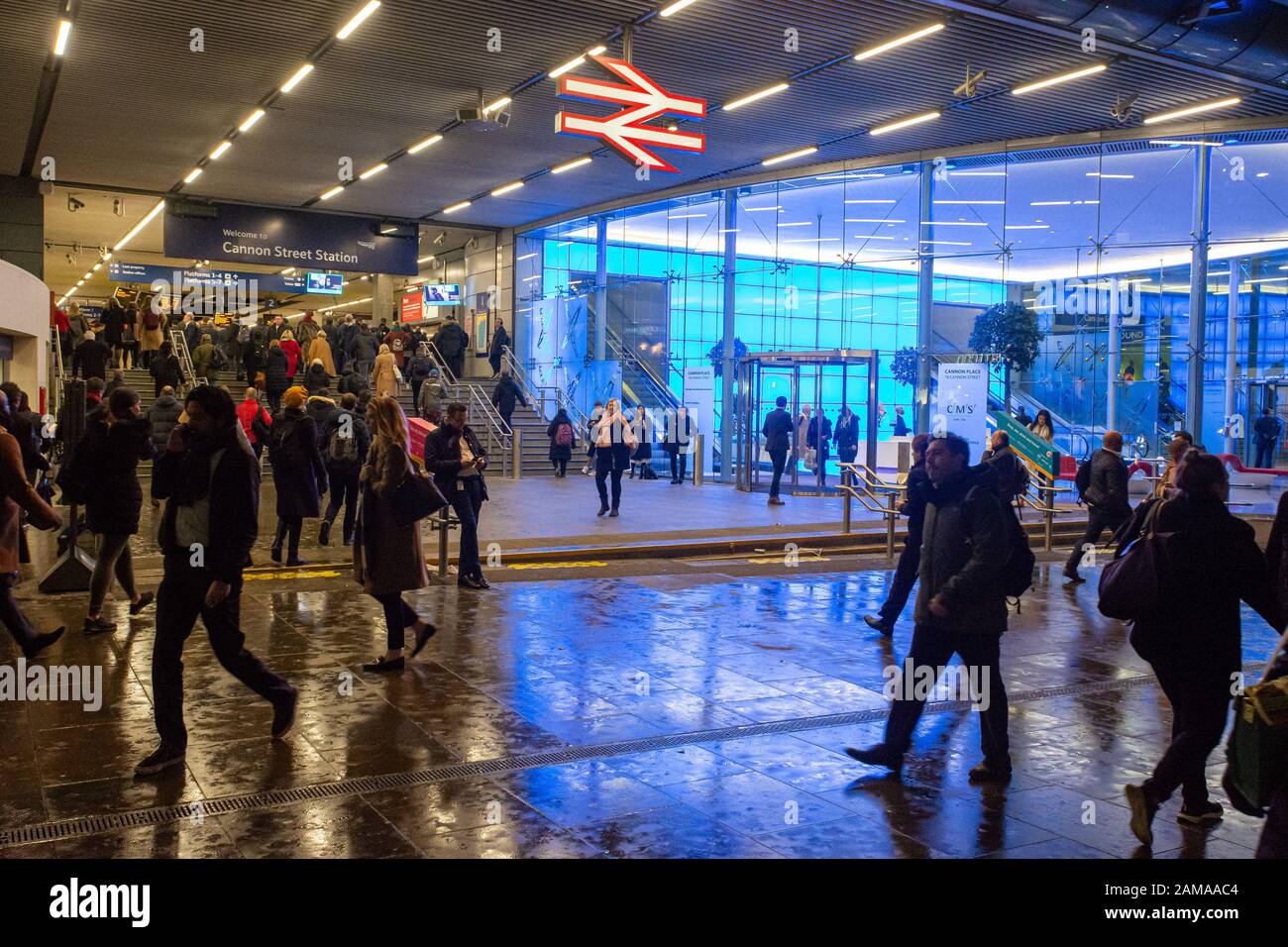 Station rush hour hi-res stock photography and images - Alamy