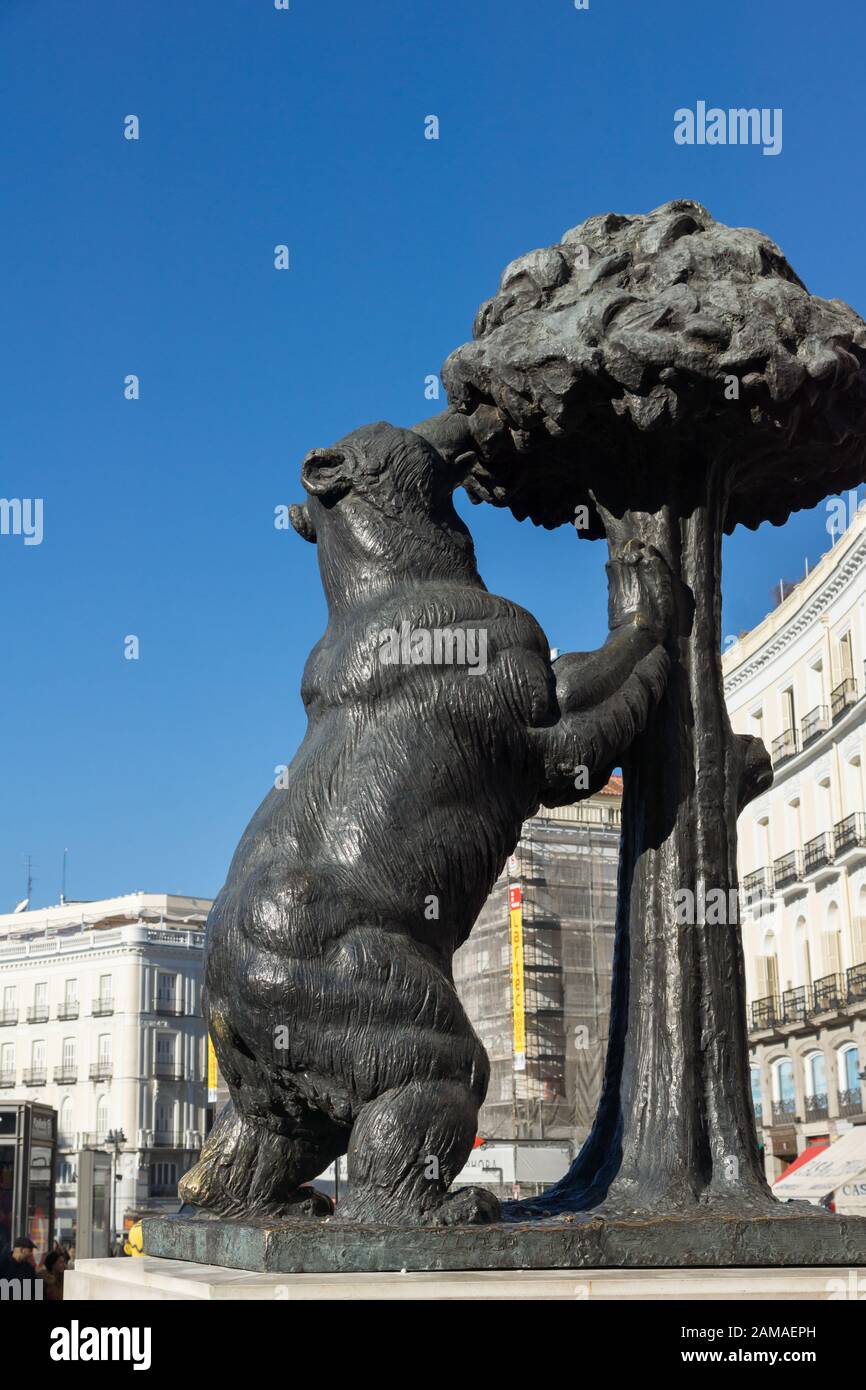 MADRID, SPAIN - JANUARY 22, 2018: Statue of the Bear and the Strawberry ...