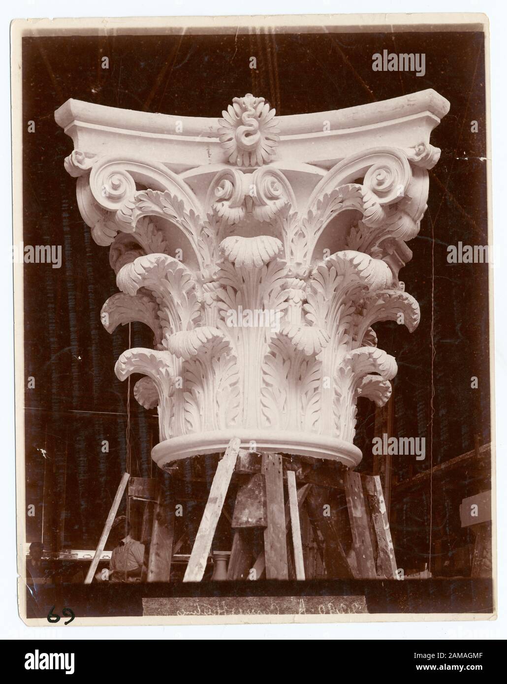 Plaster model corinthian capital hi-res stock photography and images ...