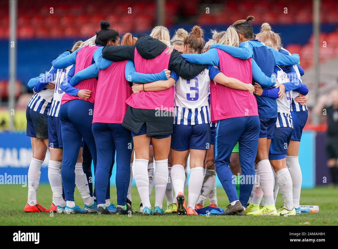 England women team huddle hi-res stock photography and images - Alamy