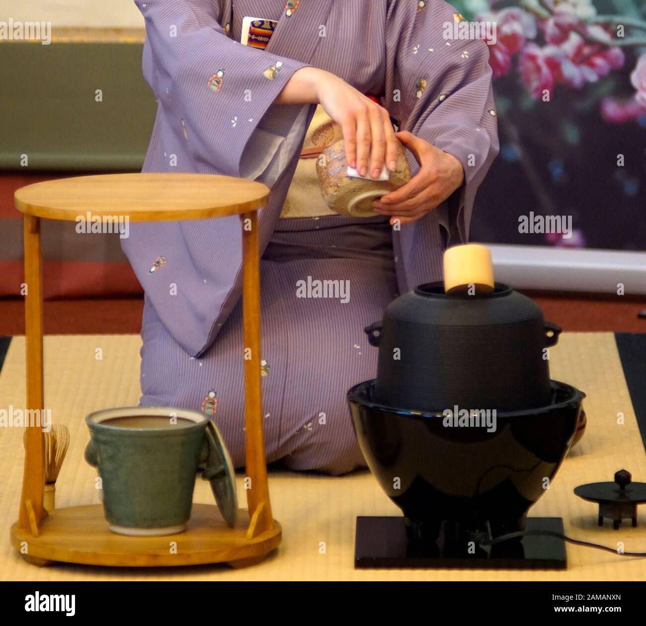 Japan tea ceremony wiping bowl hi-res stock photography and images - Alamy