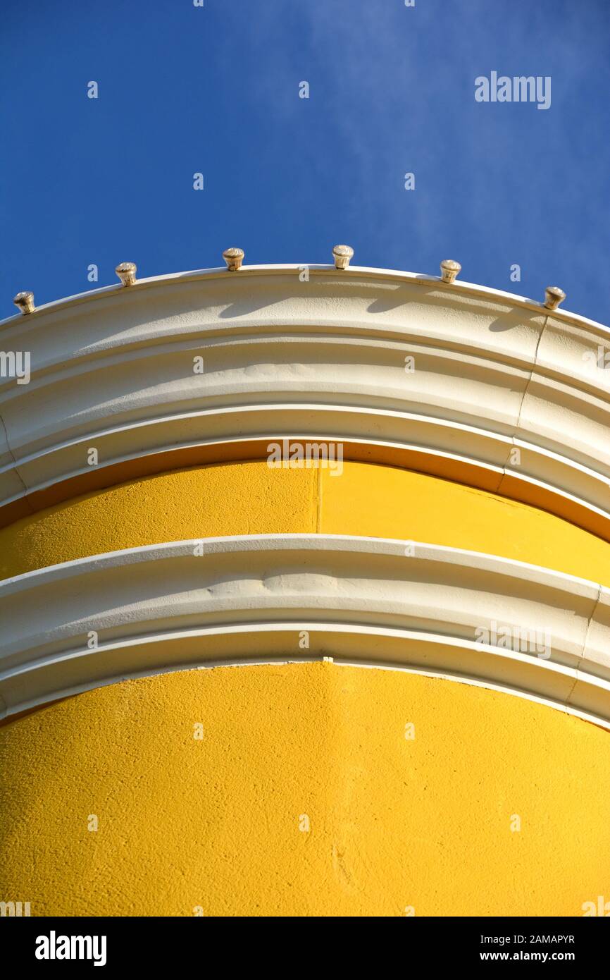 Curved yellow building hi-res stock photography and images - Alamy