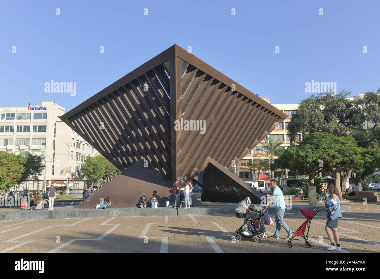 Skulptur von Yigal Tumarkin als Holocaust-Denkmal, Izhak Rabin Square ...