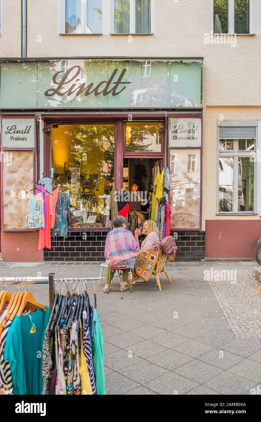 Lindt store hi-res stock photography and images - Alamy