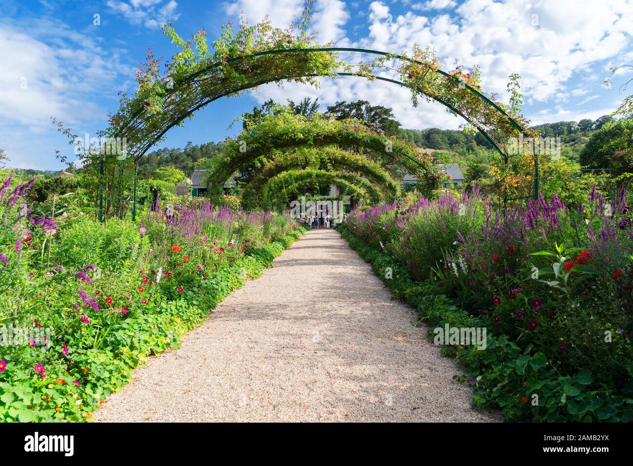 Gverny green garden gallery with pathway and gallery Stock Photo - Alamy