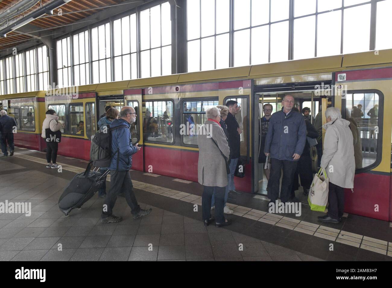 S bahn line s41 hi-res stock photography and images - Alamy