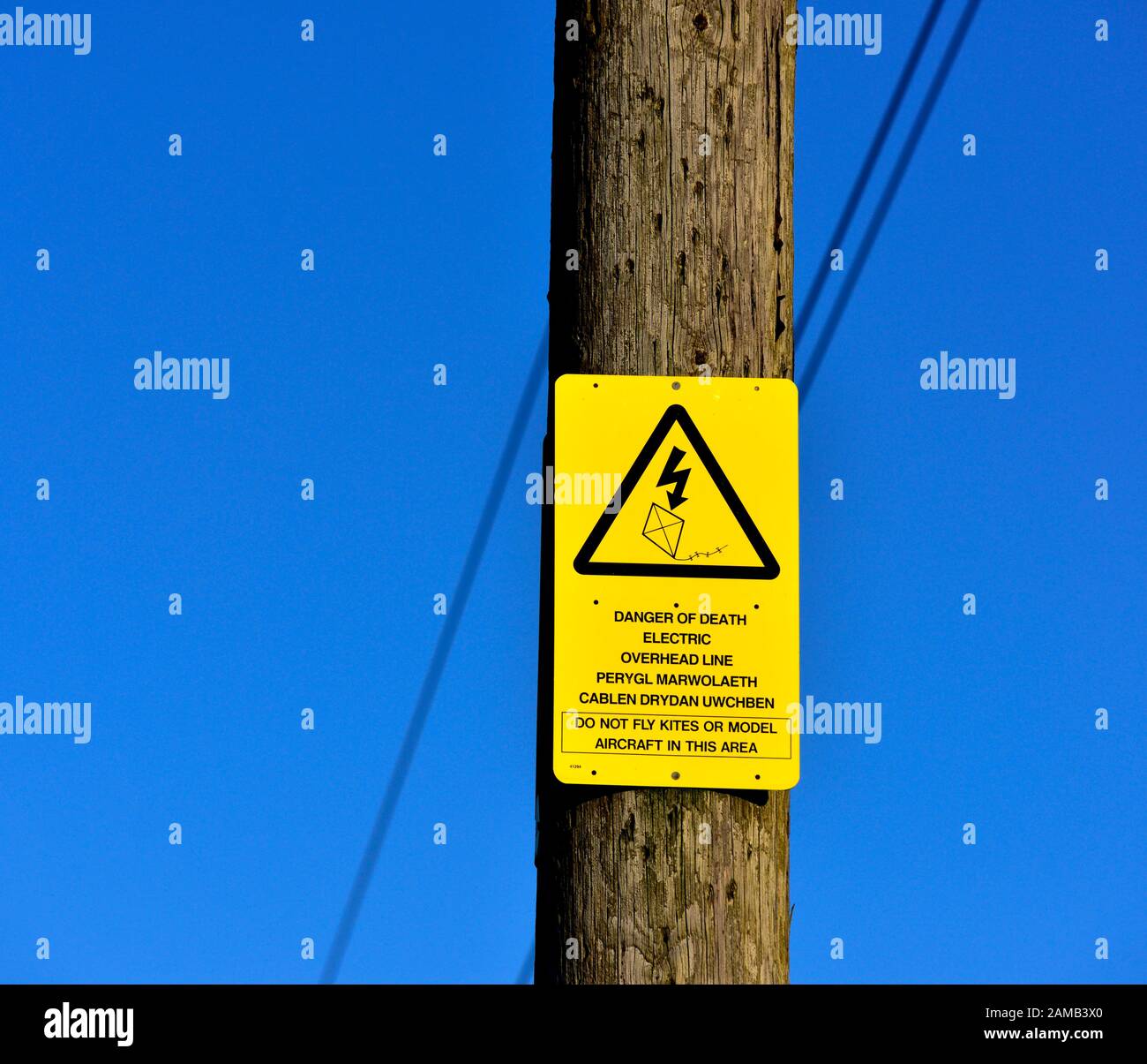 Electricity warning sign hi-res stock photography and images - Alamy