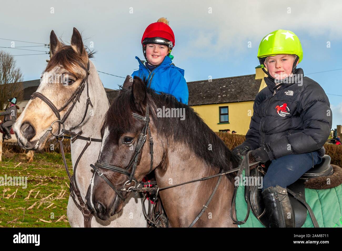 Kids and horses hi-res stock photography and images - Alamy