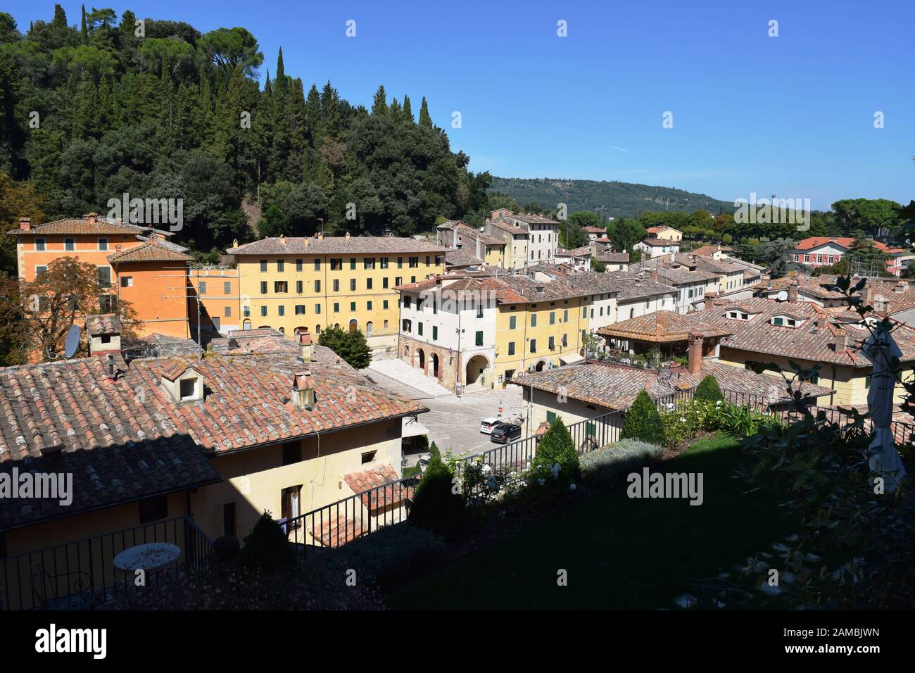 View of an ancient medieval village in the Tuscan countryside, Italy ...