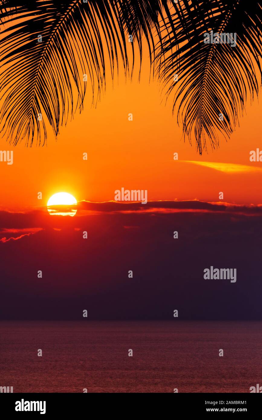 Sun over skyline hi-res stock photography and images - Alamy