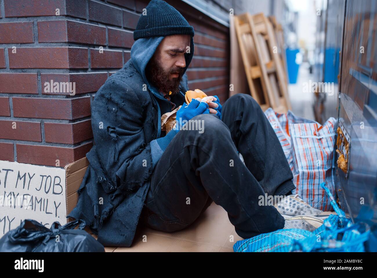 Man eats burger hi-res stock photography and images - Alamy