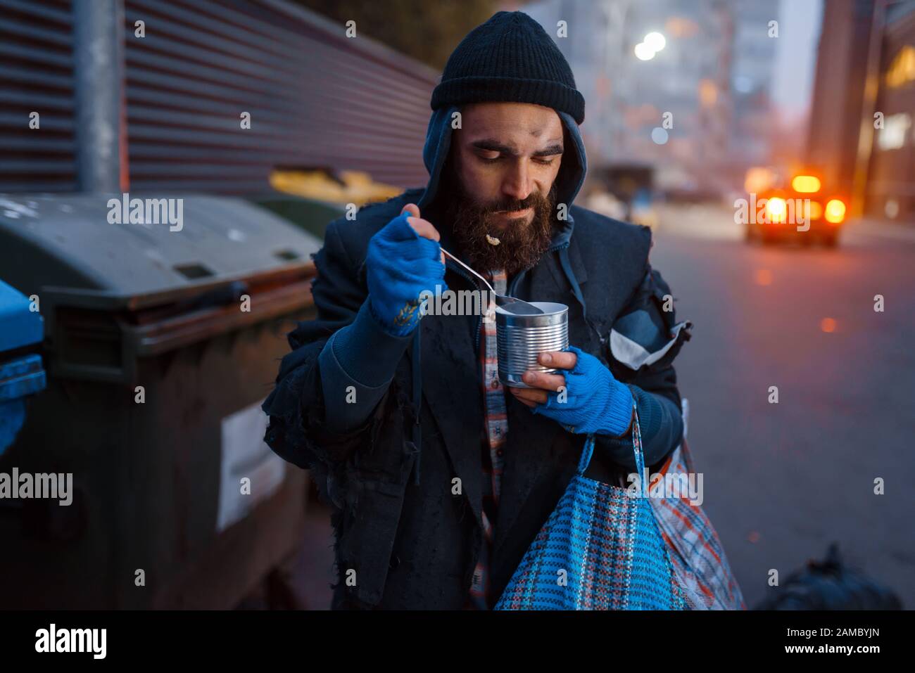 Homeless people eating hi-res stock photography and images - Alamy