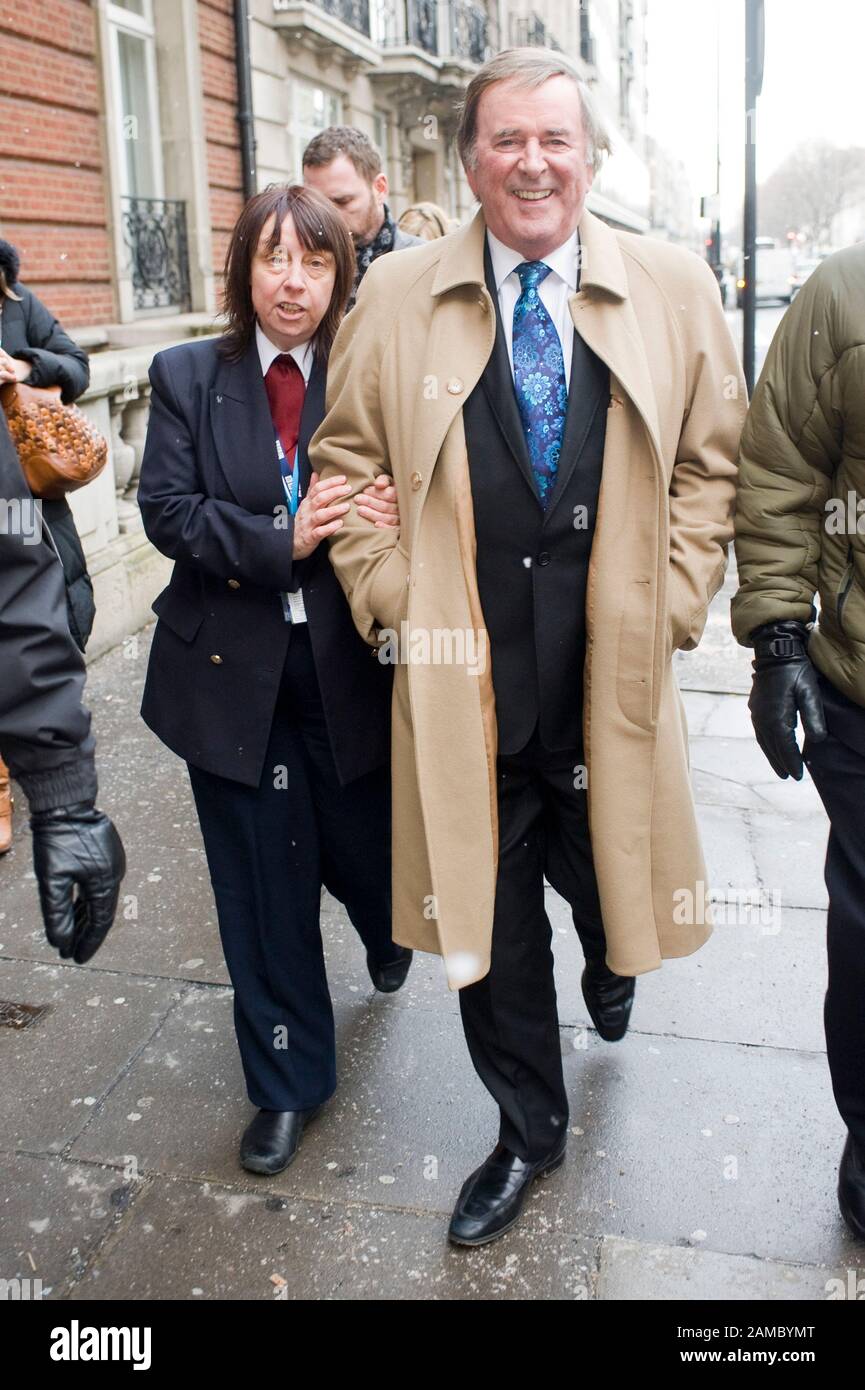 Terry wogan sir terry wogan radio presenter television presenter hi-res ...