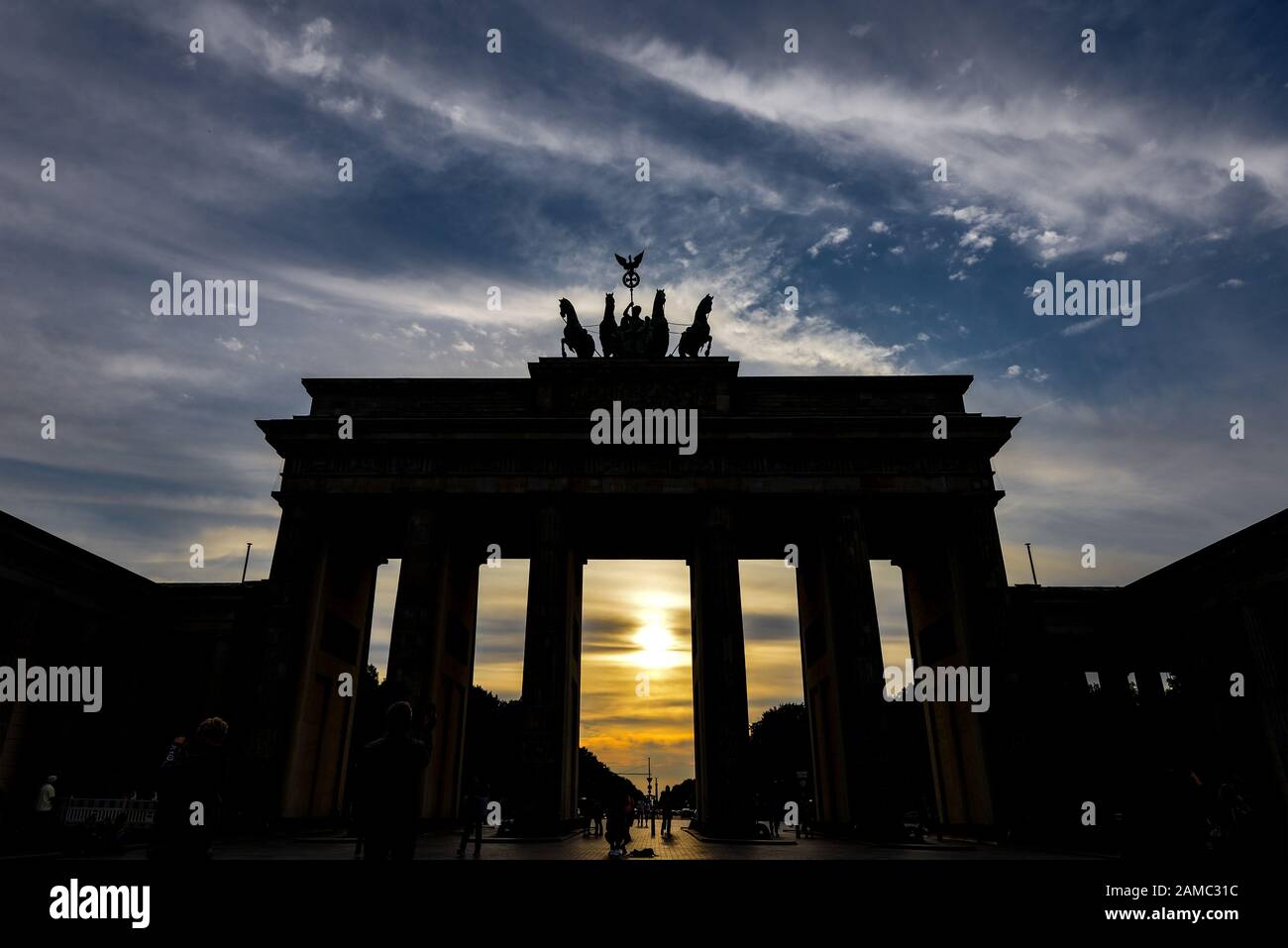 Berlin brandenburg gate silhouette hi-res stock photography and images - Alamy