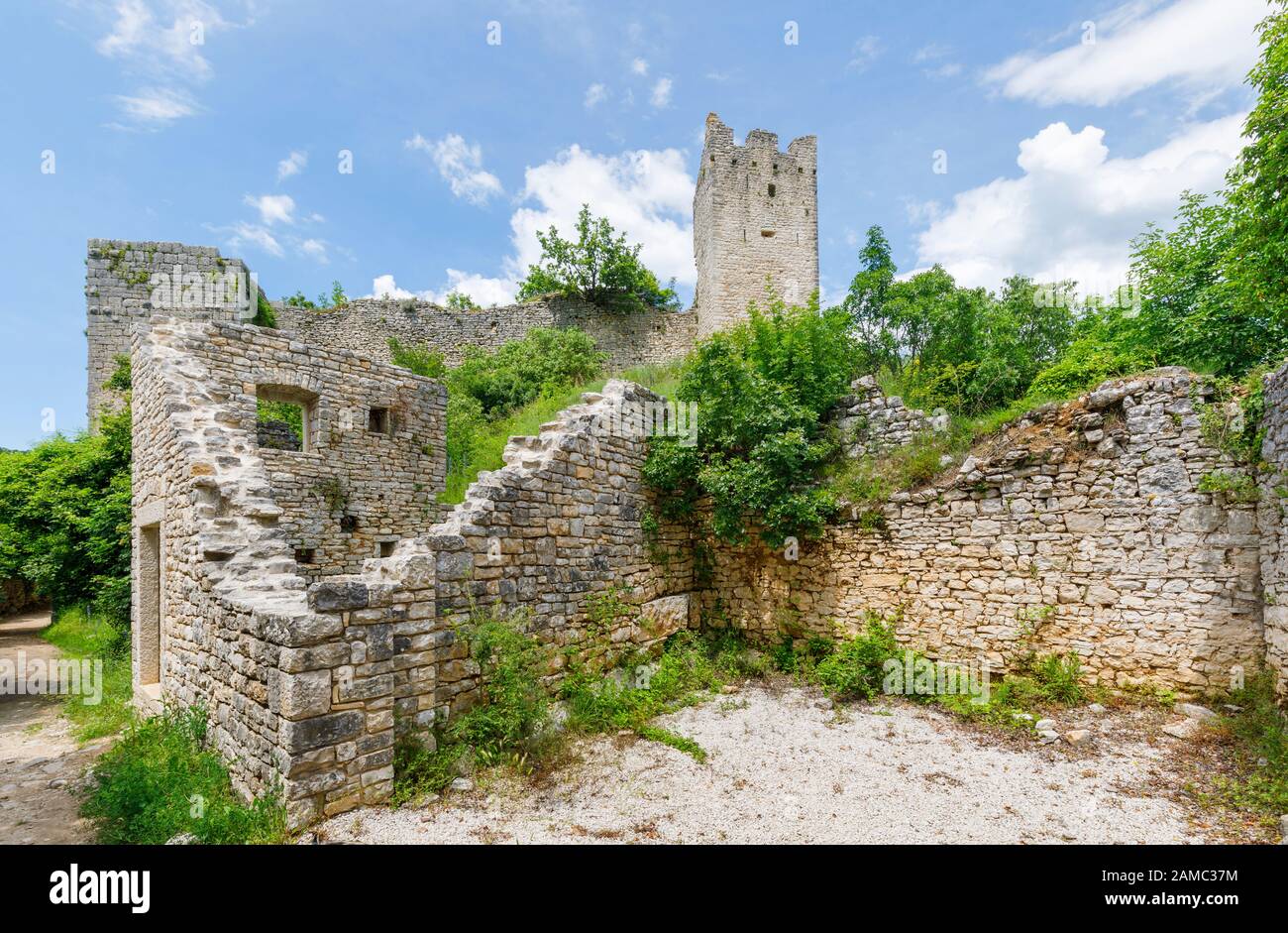 Due castelli hi-res stock photography and images - Alamy