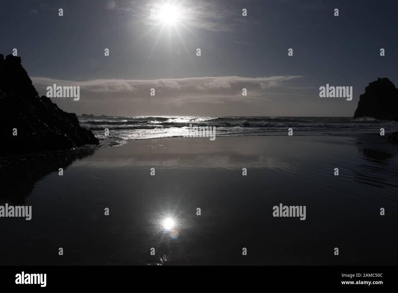 Sun reflecting onto wet sand on beach at Kynance Cove, Cornwall Stock ...