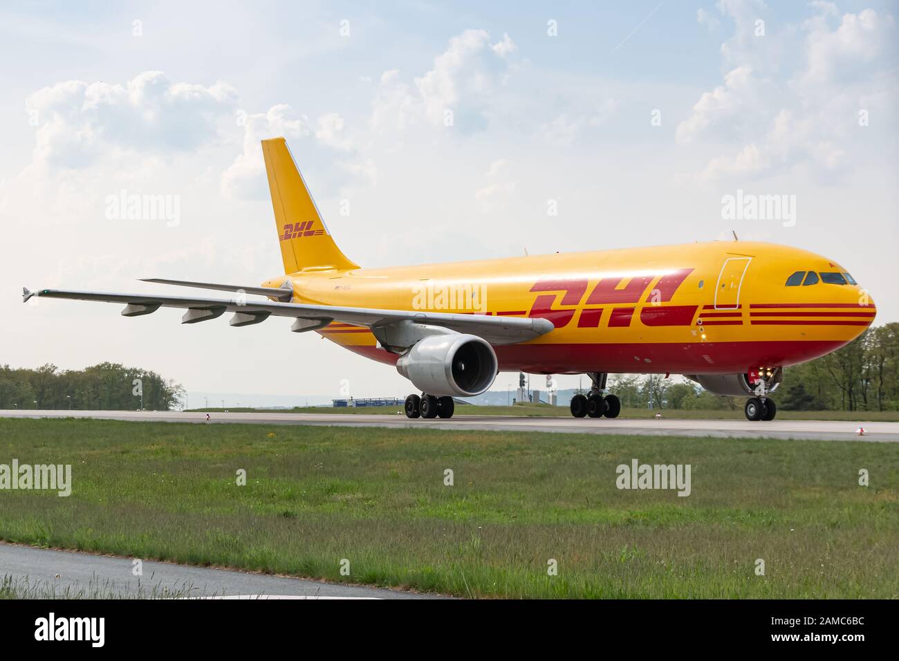 Dhl airbus a300 freighter hi-res stock photography and images - Alamy