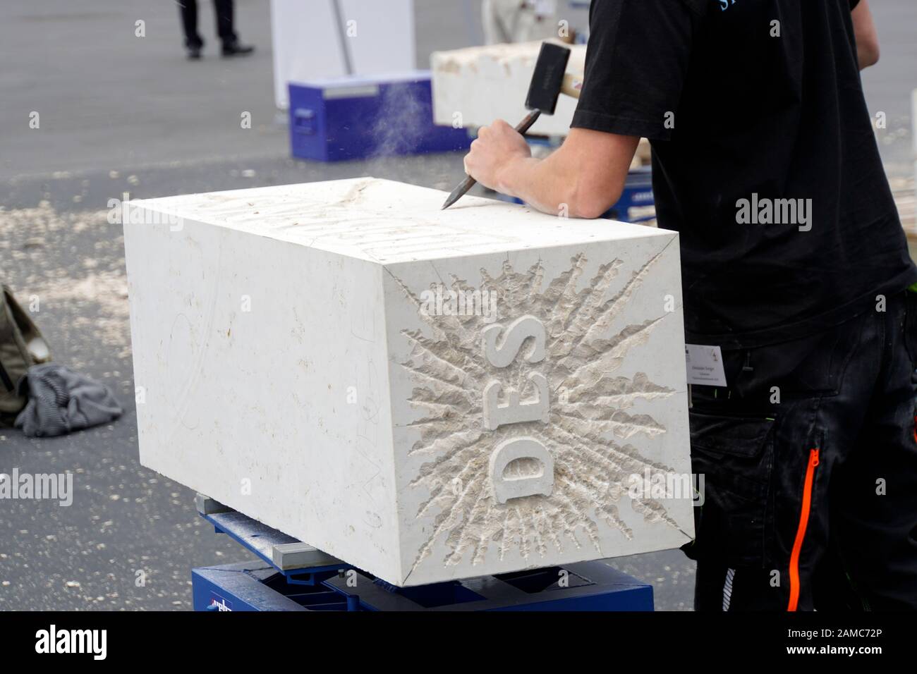 Steinmetz bearbeitet einen Steinquader mit Hammer und Meissel, Nürnberg ...