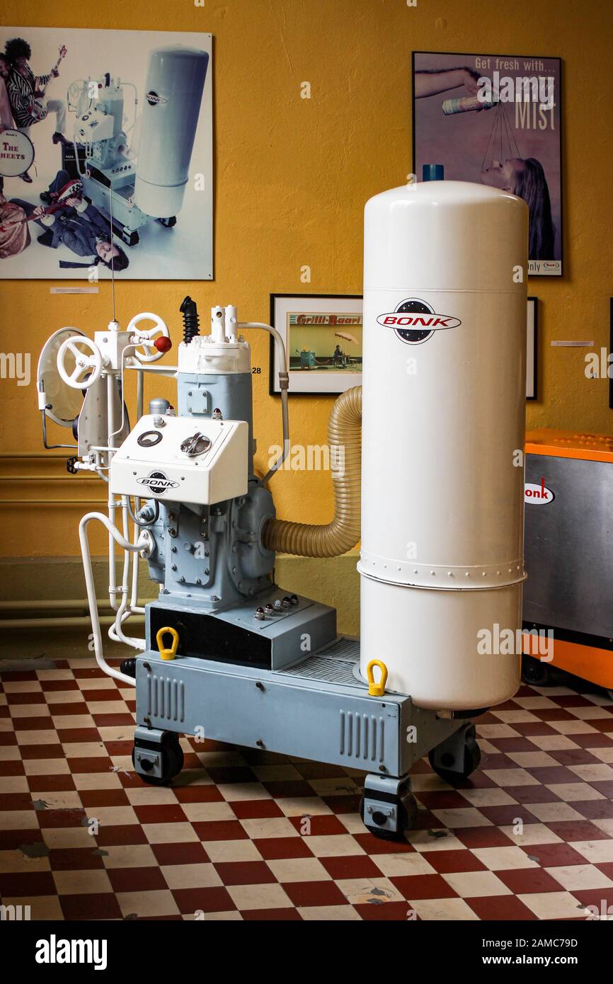 Retrofuturistic machinery - artwork by Alvar Gullichsen - at Bonk ...