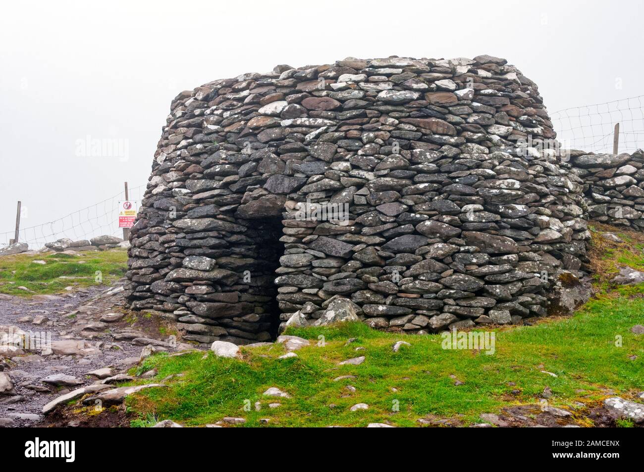 Ancient beehive stone hut hi-res stock photography and images - Alamy