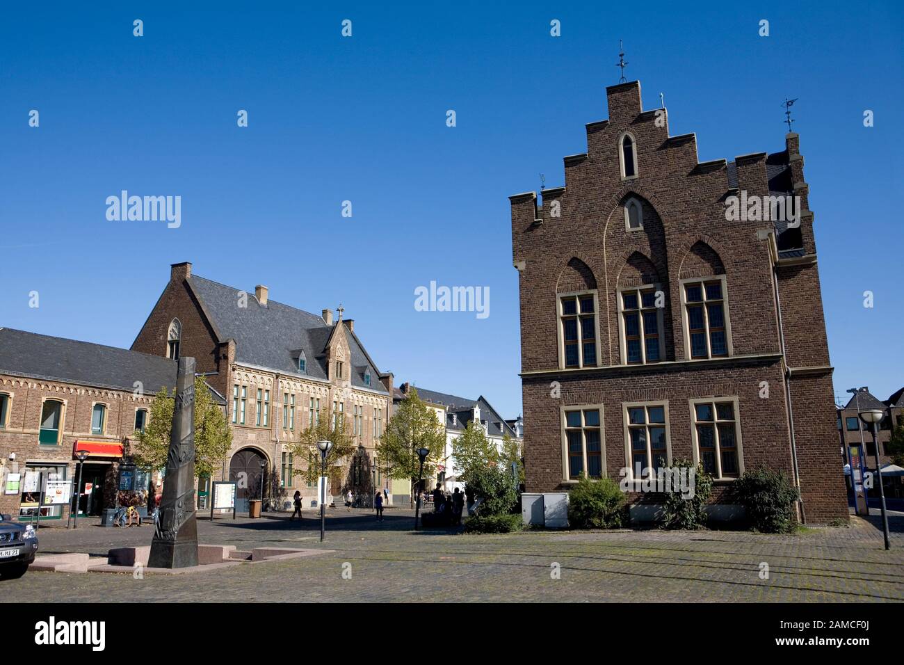 Geschichtsdenkmal vor historischem Rathaus auf dem Marktplatz, Erftadt ...