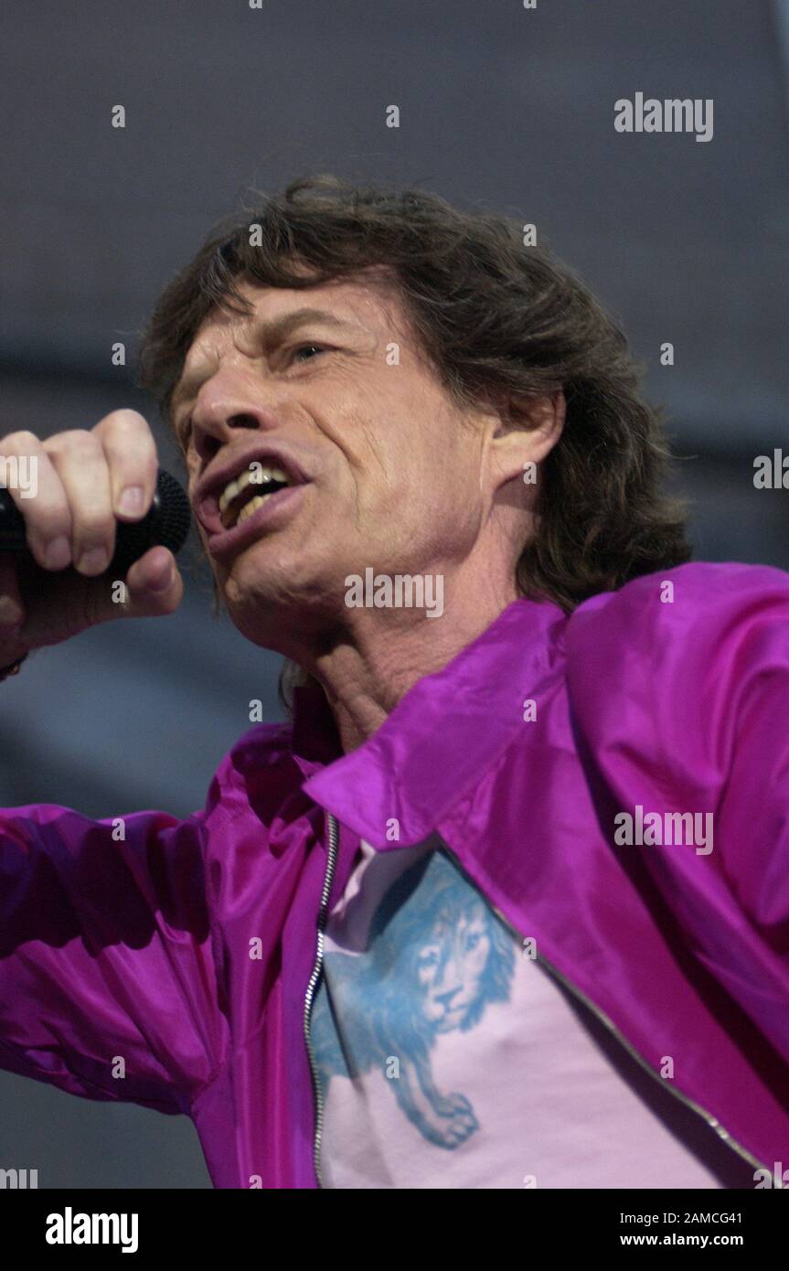 Mick jagger acoustic guitar hi-res stock photography and images - Alamy