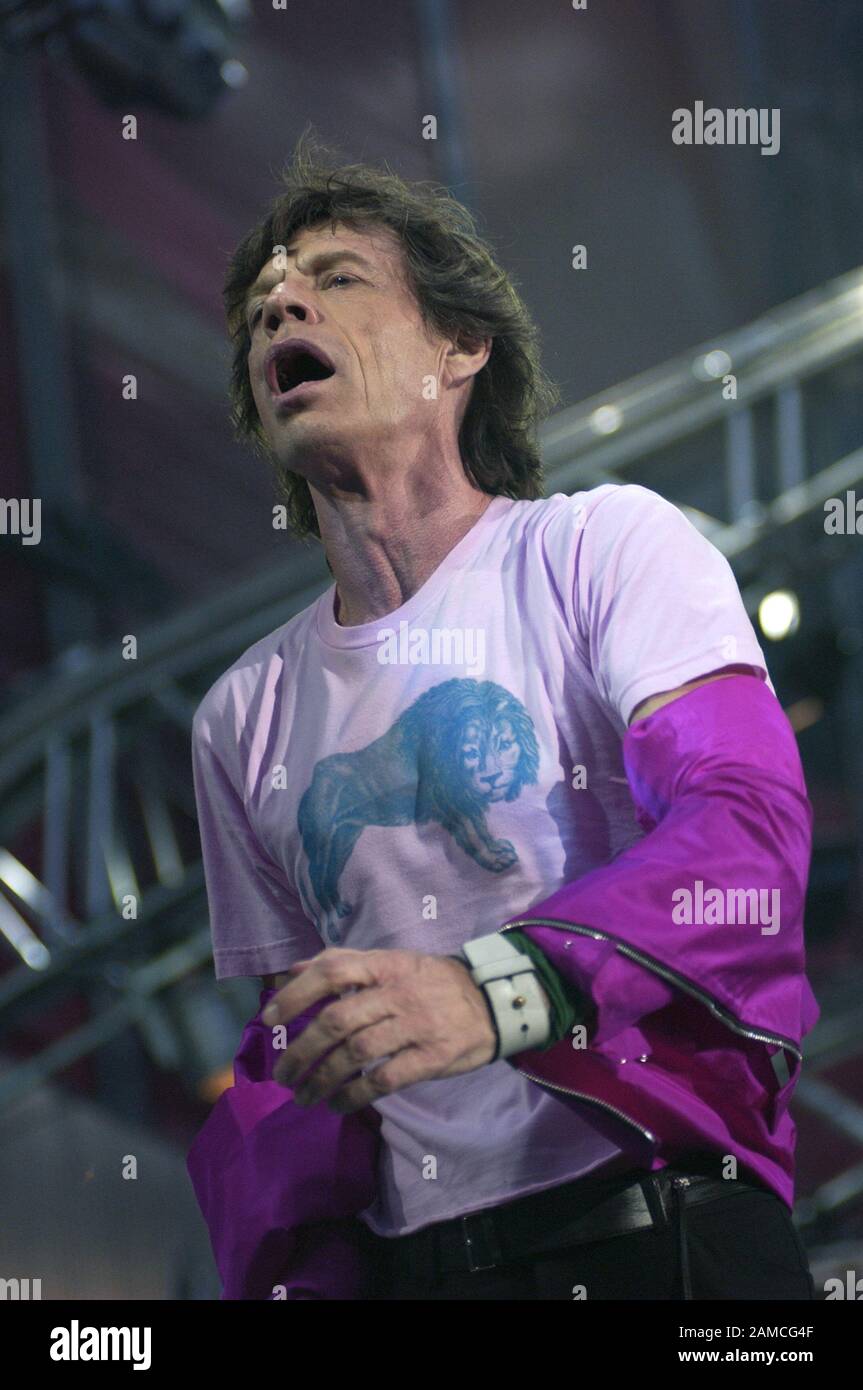 Mick jagger acoustic guitar hi-res stock photography and images - Alamy