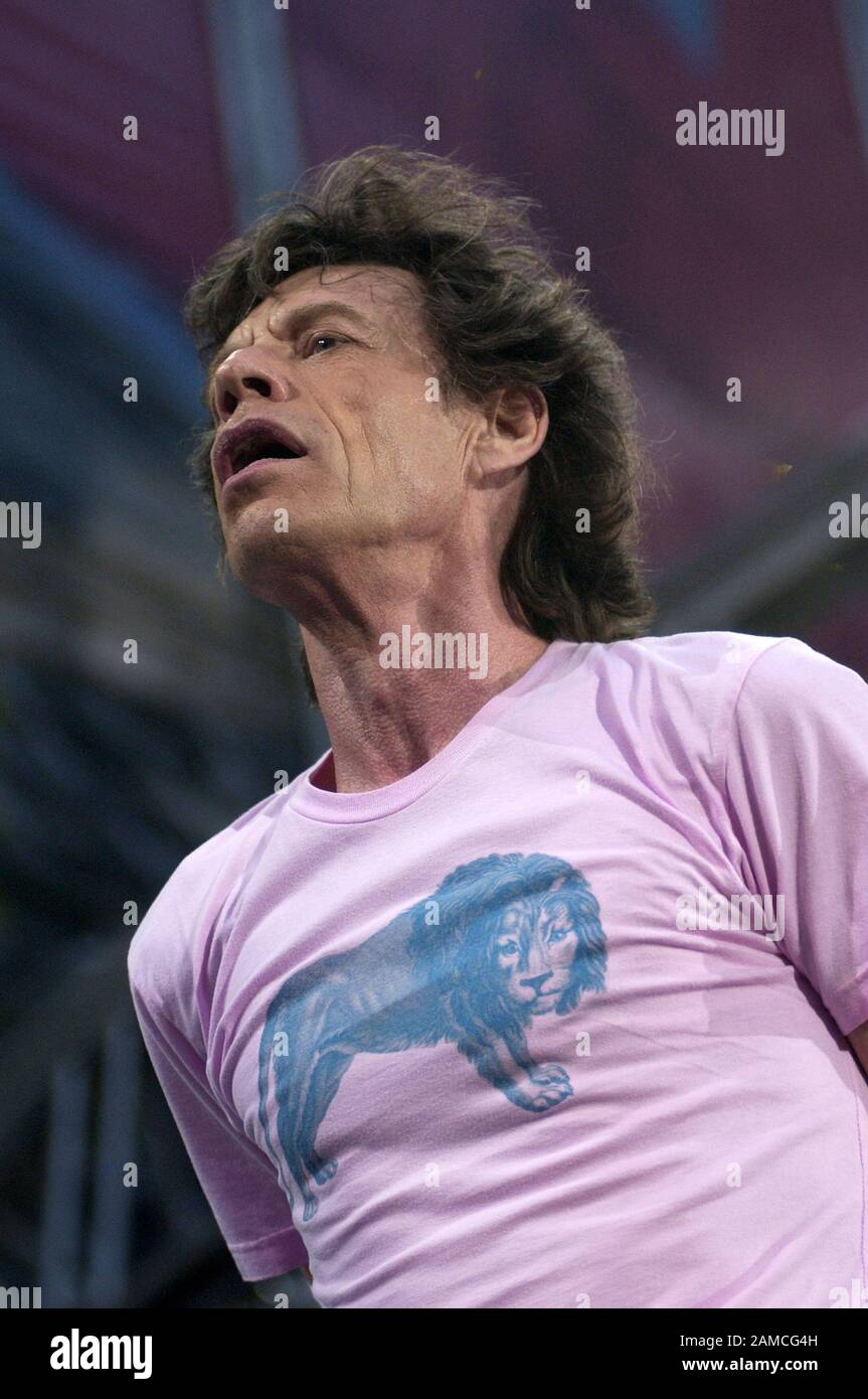 Mick jagger acoustic guitar hi-res stock photography and images - Alamy